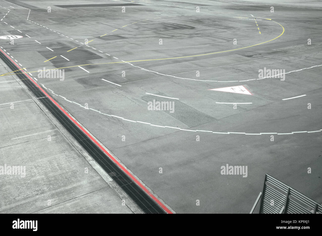 Engins de piste sur aéroport Banque de photographies et d’images à ...