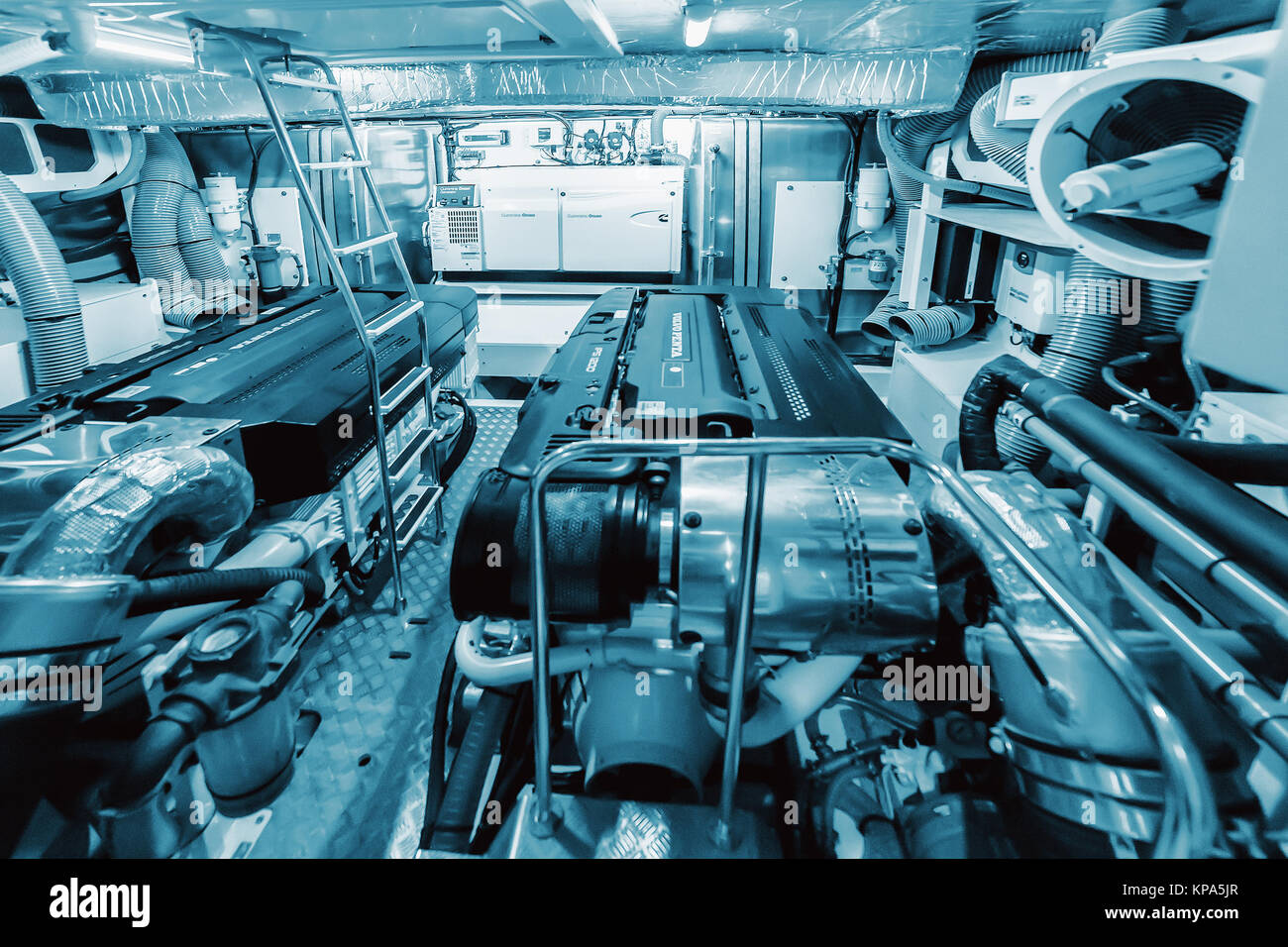 CANNES, FRANCE - 9 septembre 2015. La salle des machines du navire, vue ...