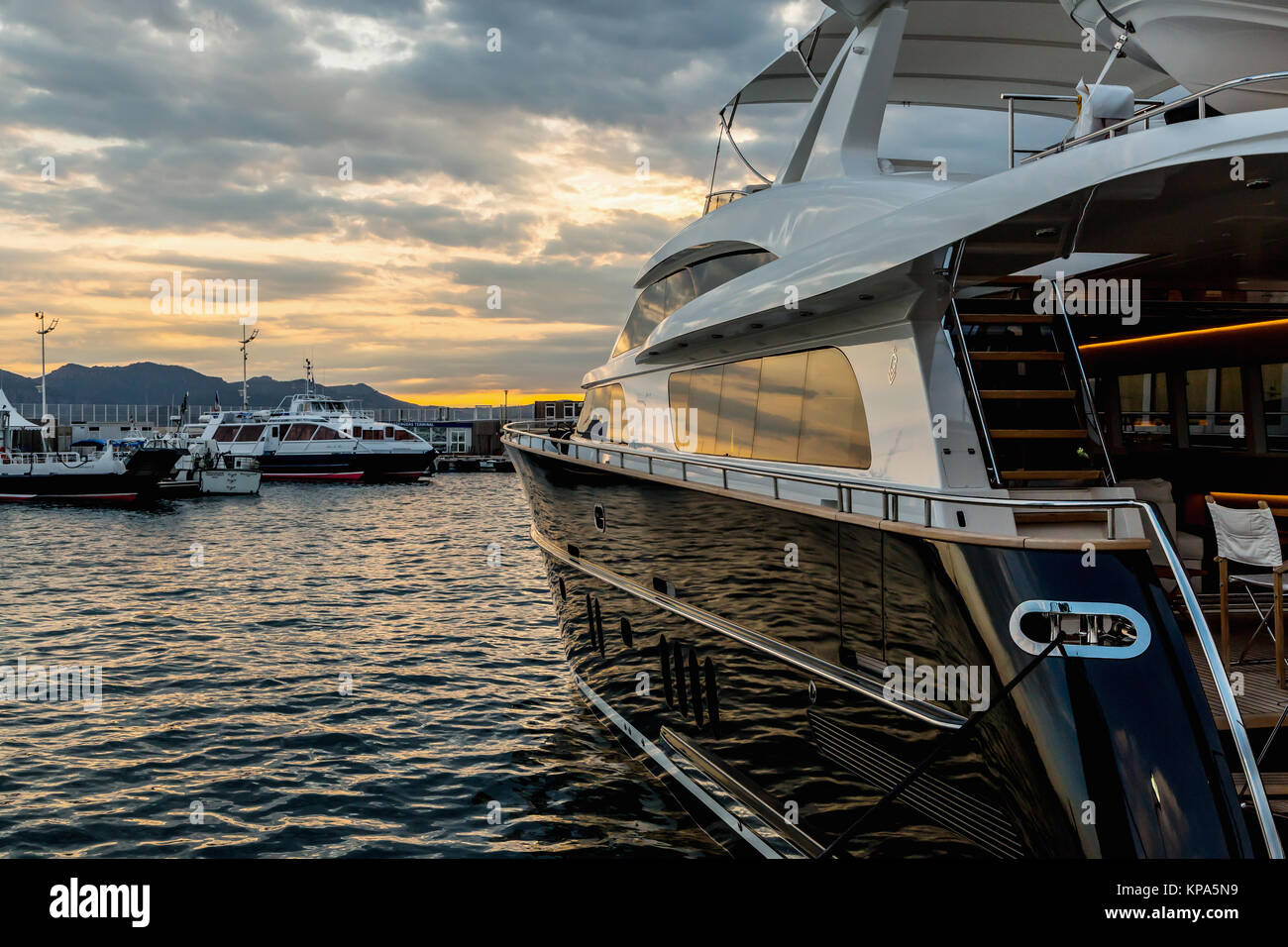 CANNES, FRANCE - 9 septembre 2015. Yachts de luxe ancré à port Pierre ...