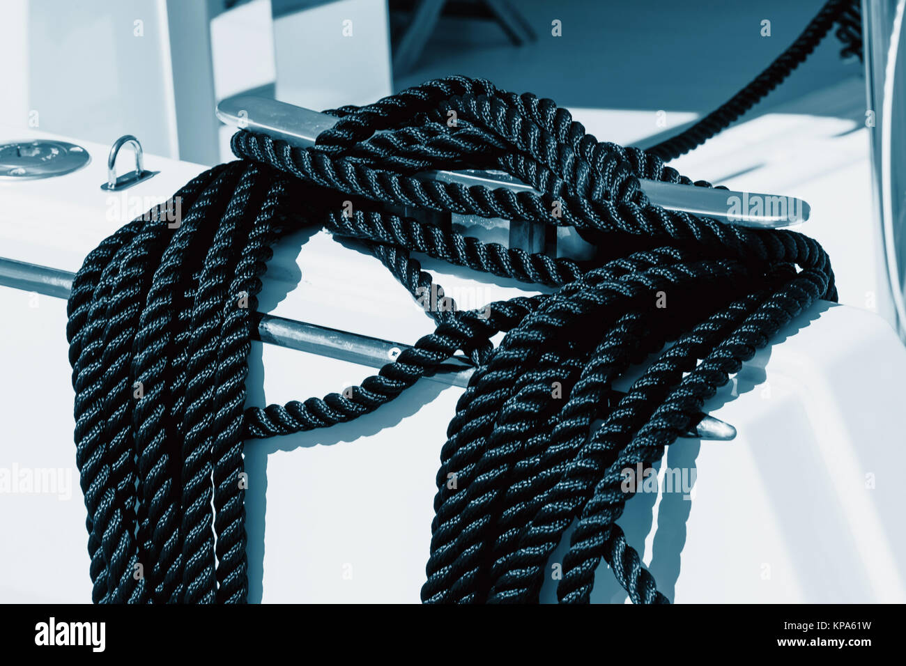 Close-up d'une corde d'amarrage avec une extrémité nouée autour d'un ...