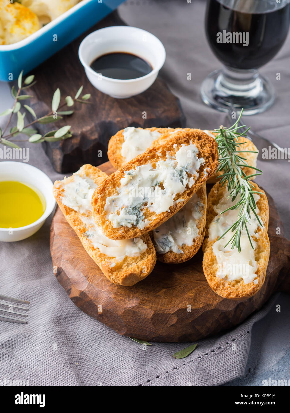 L'Italien des toasts avec du fromage gorgonzola sur fond rustique avec ...
