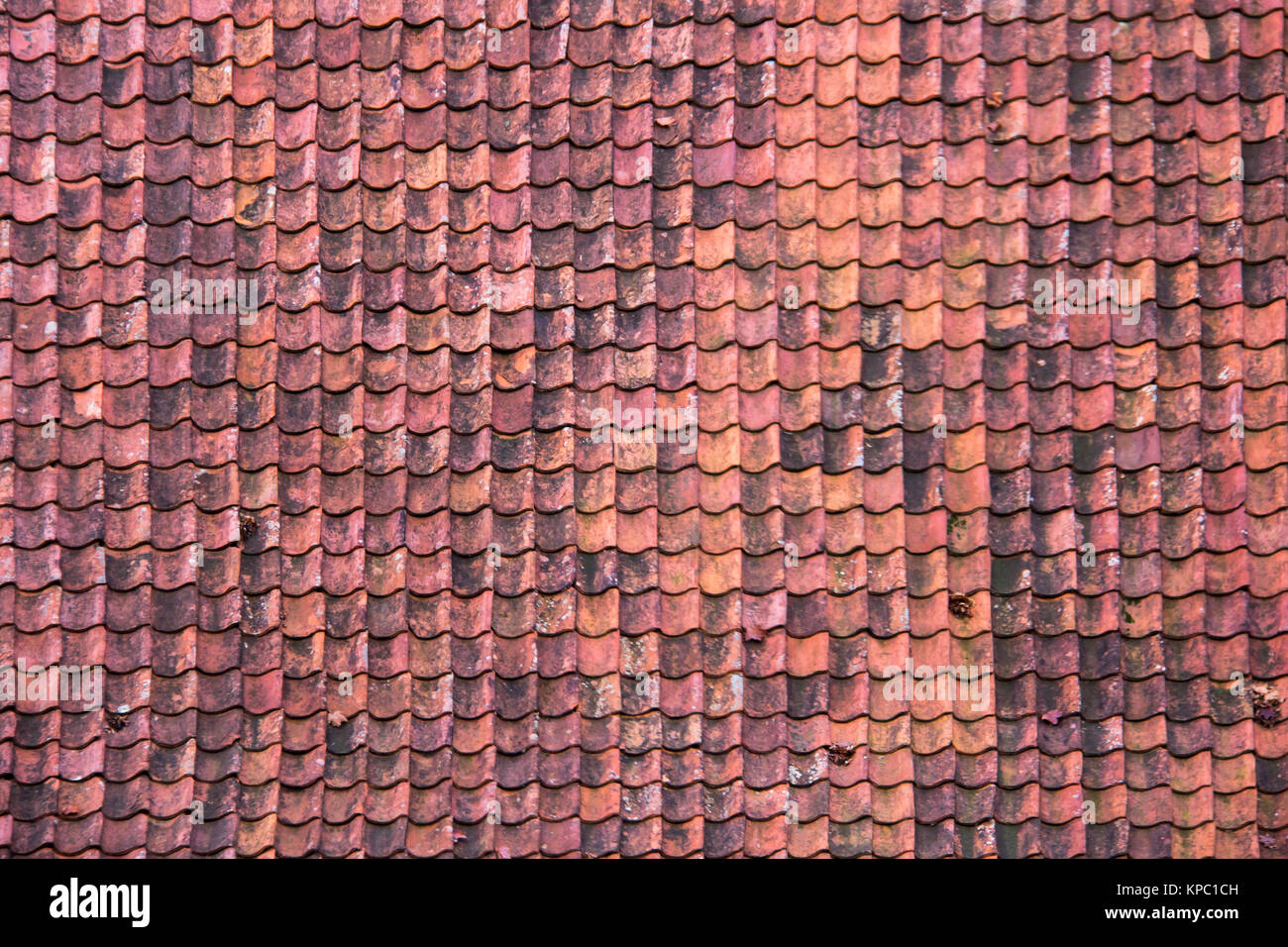 Antic Texture tuile sur le toit d'une vieille maison à Kuldiga Lettonie ...