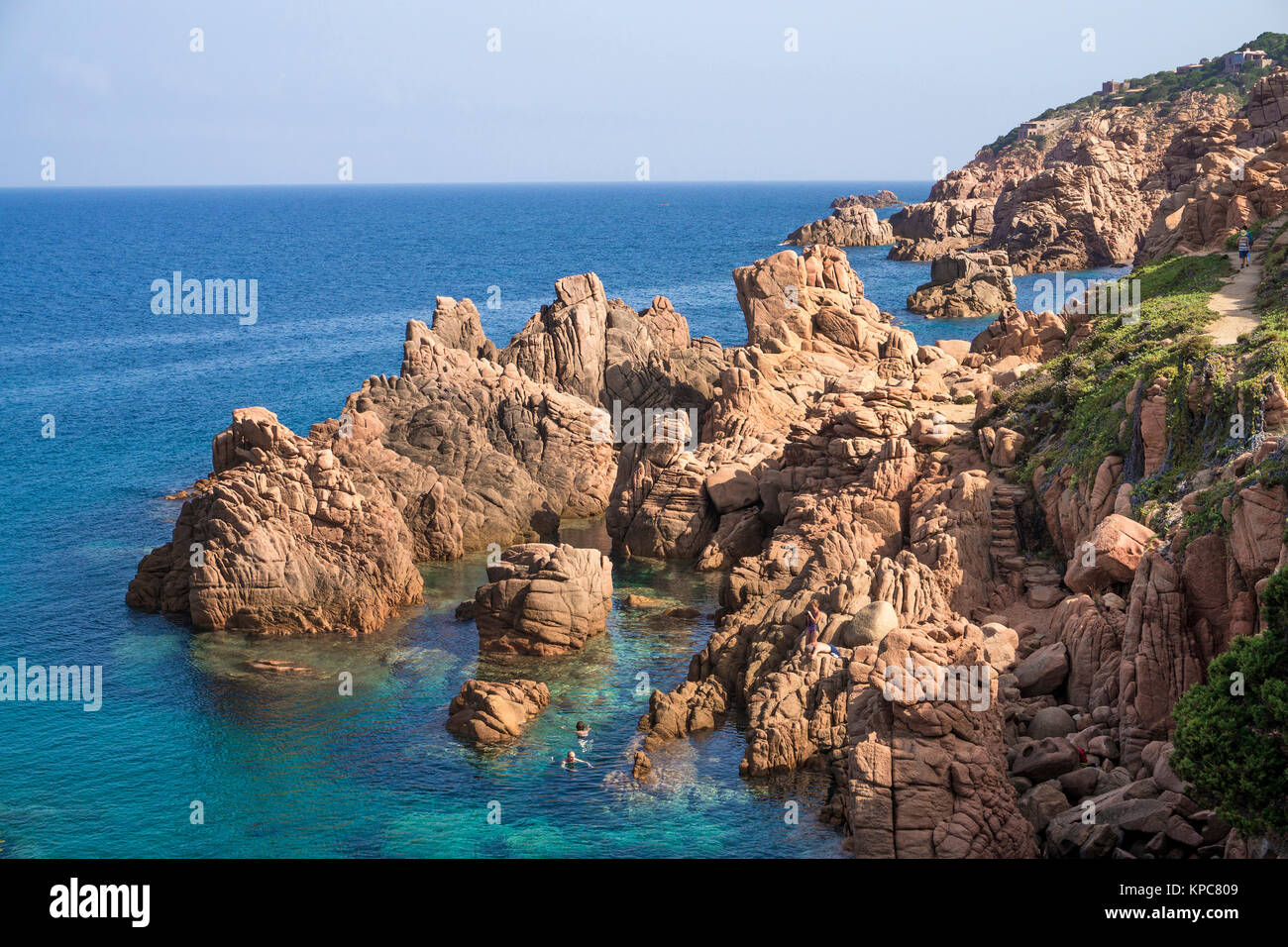 Plage de baignade à la côte rocheuse de Costa Paradiso, rochers de ...