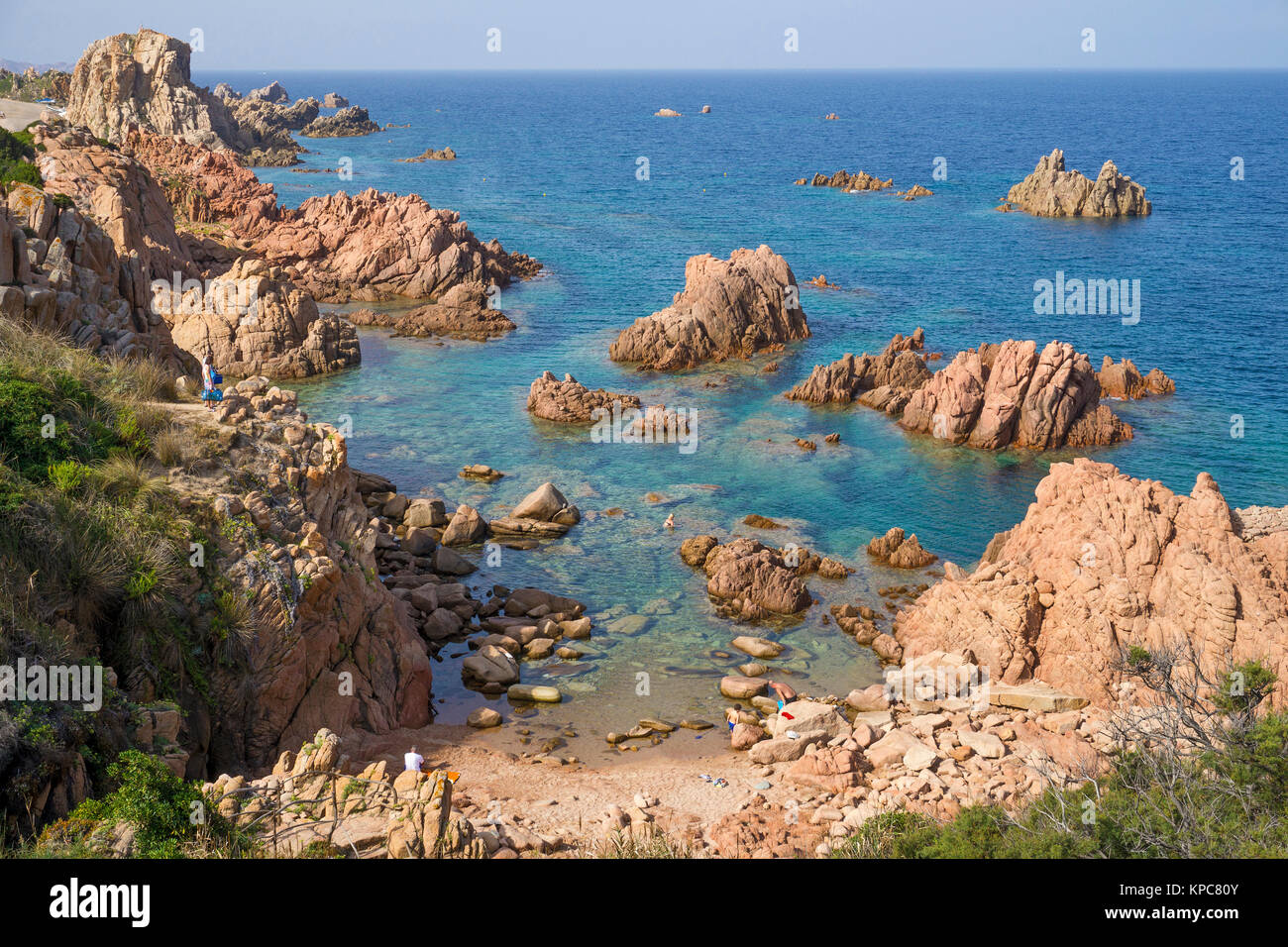 Plage de baignade à la côte rocheuse de Costa Paradiso, rochers de ...
