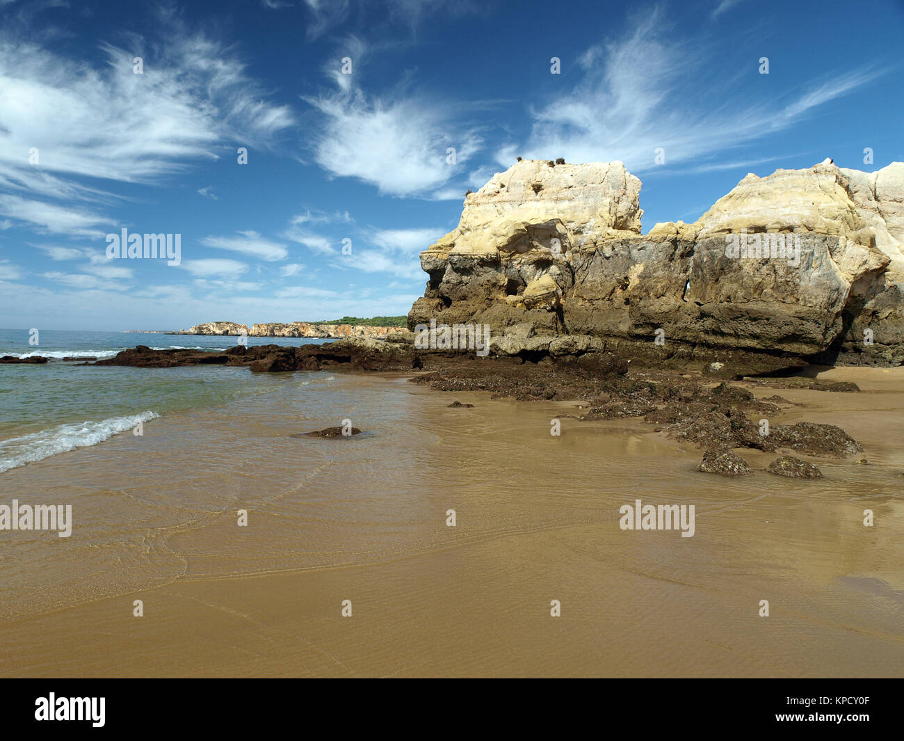 Les falaises de roches colorées de l'Algarve au Portugal Photo Stock ...