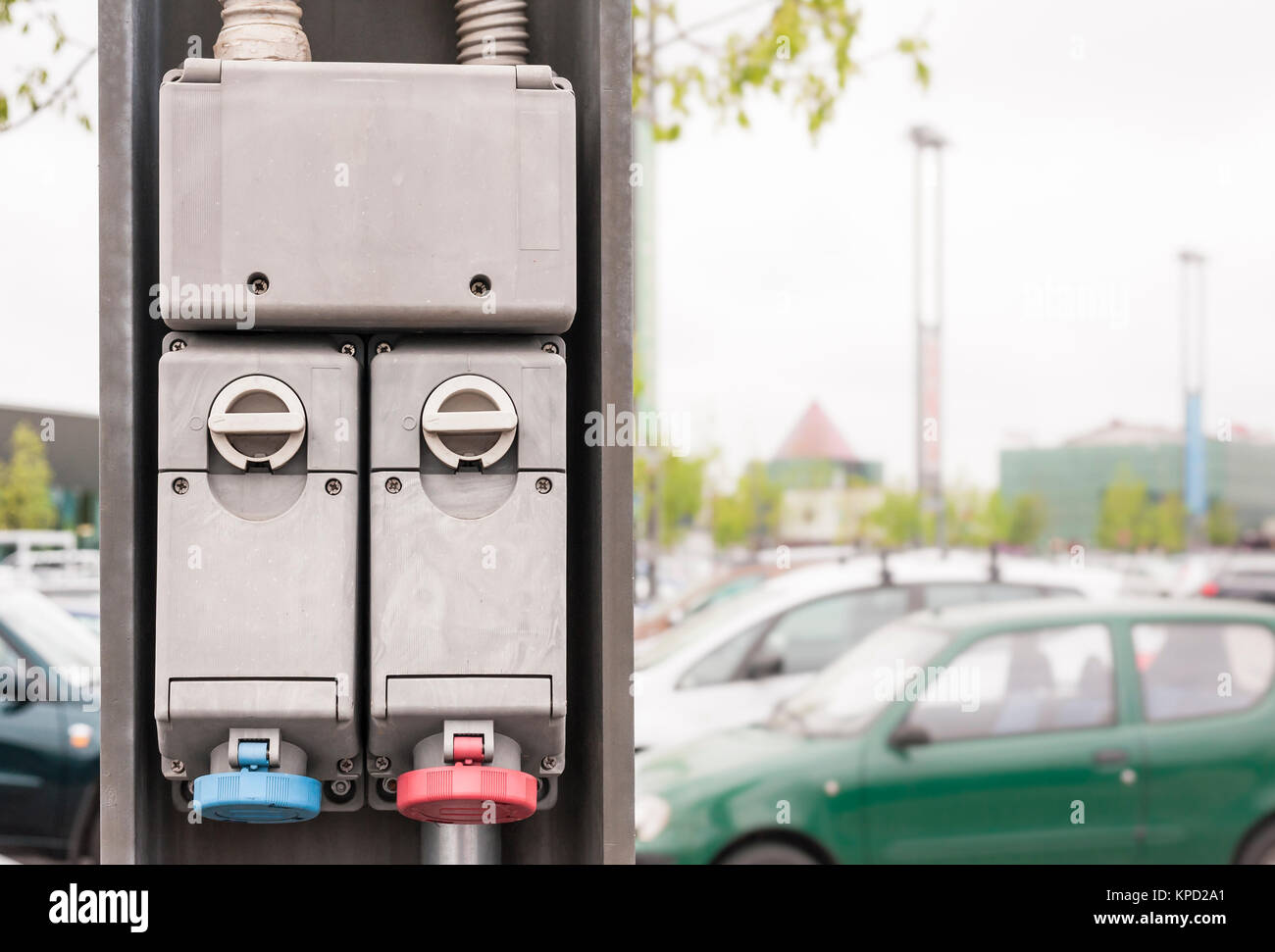 Le poste électrique d'extérieur avec deux prises électriques, avec ...