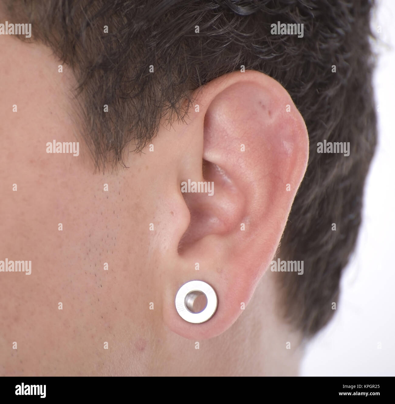 Man ear piercing Banque de photographies et d’images à haute résolution ...