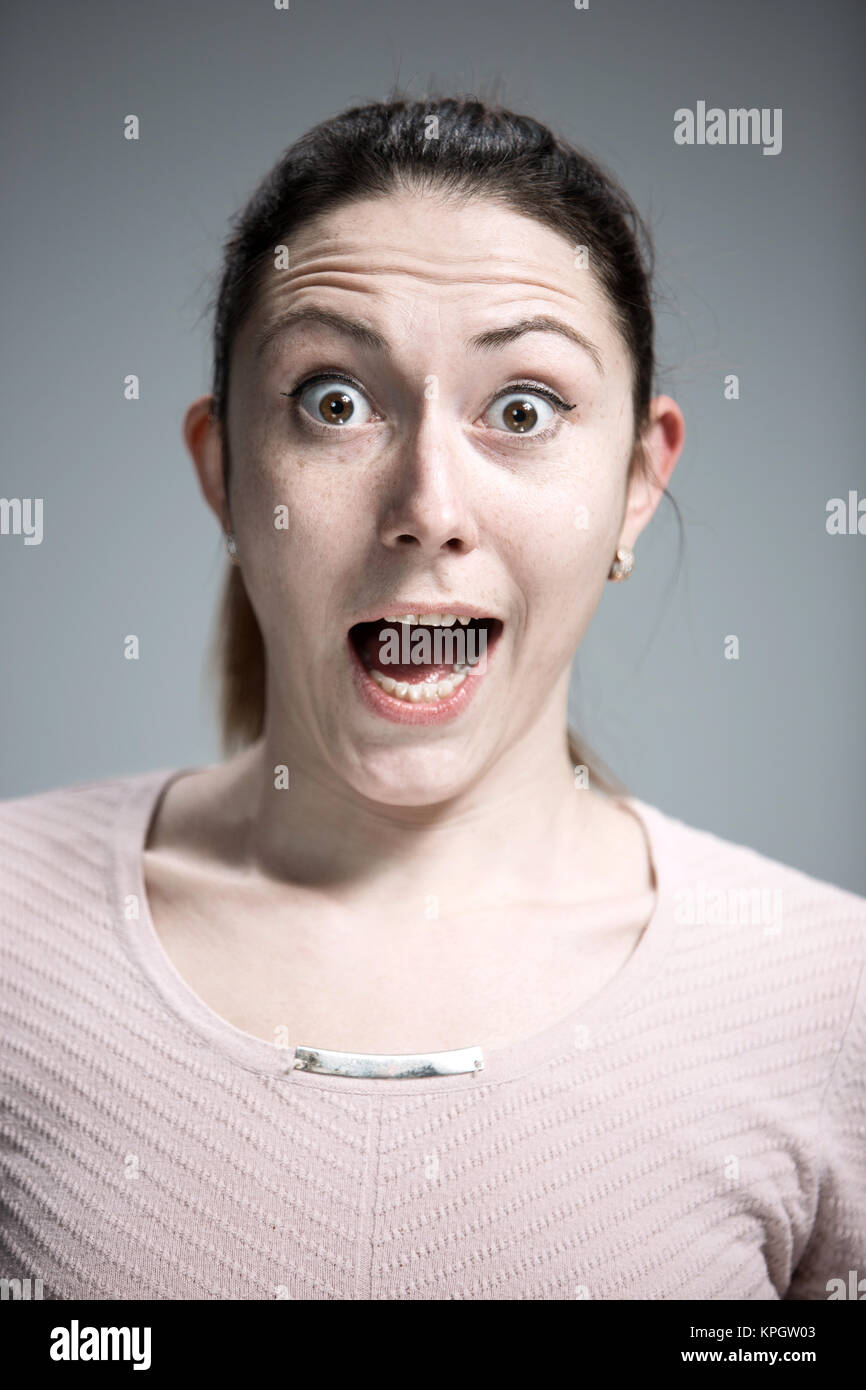 Portrait de jeune femme avec l'expression du visage choqué Photo Stock ...