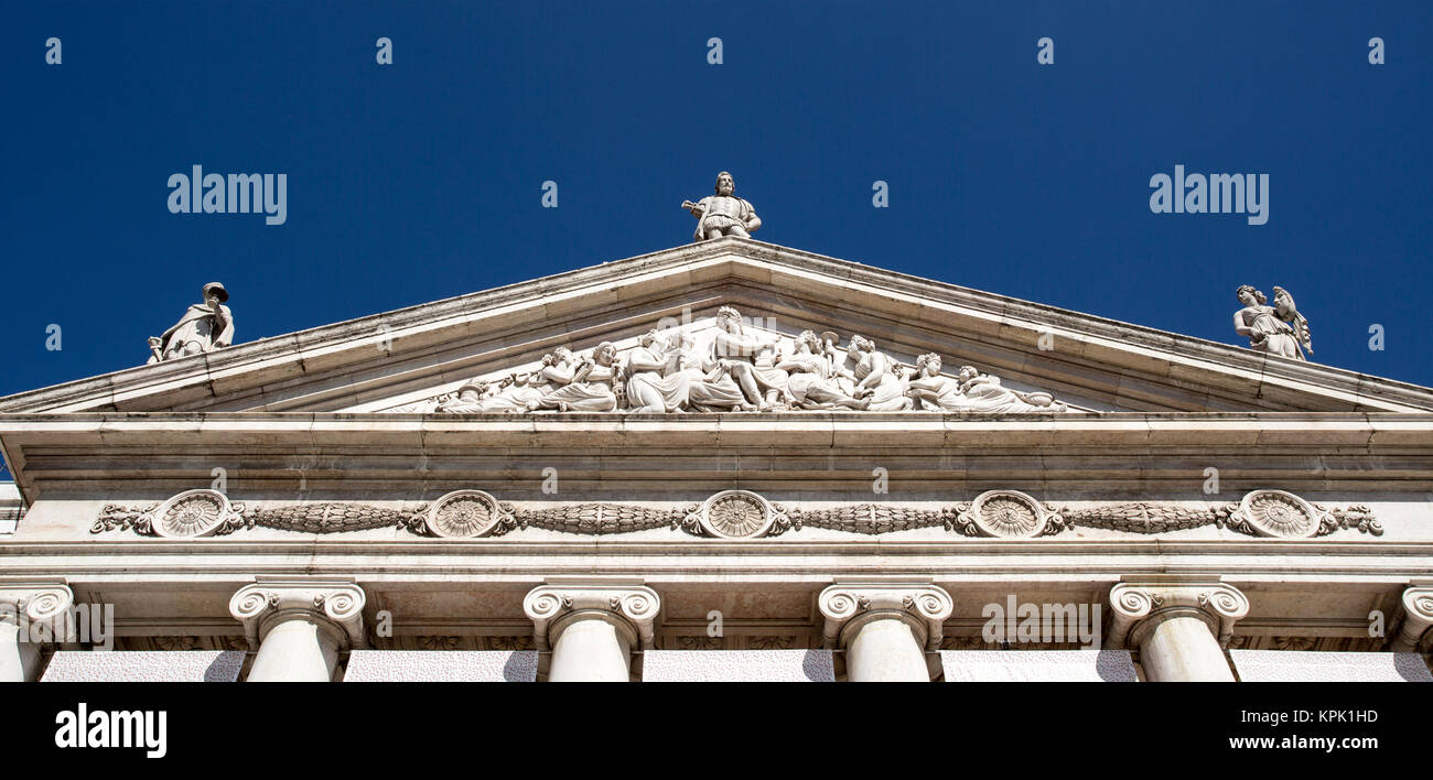 Fronton, colonnes ioniques, des statues, des médaillons, sont des ...