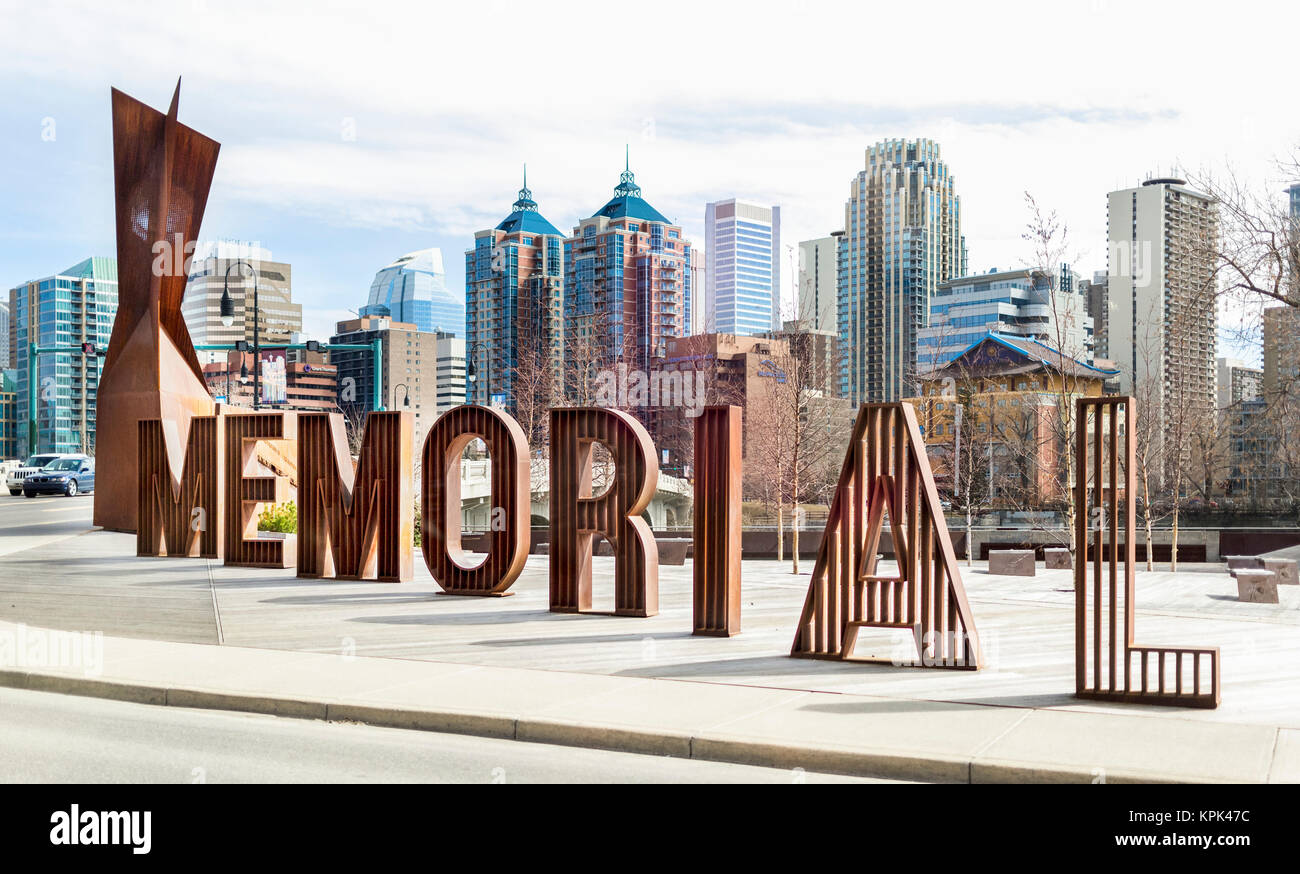 Un signe écrit en lettrage de Memorial Drive avec la Calgary skyline en ...