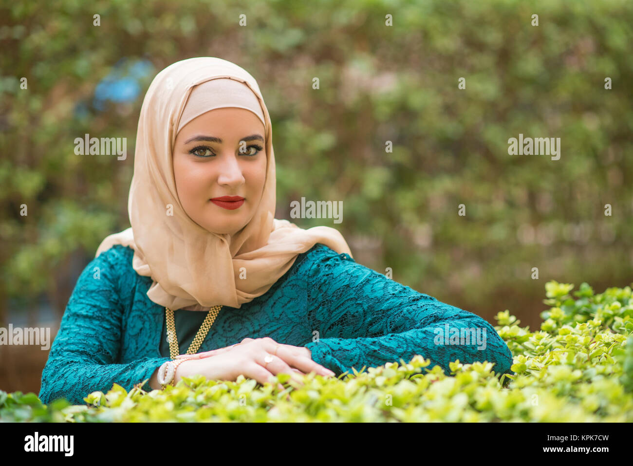Belle jeune femme musulmane portant le hijab se penchant sur les ...