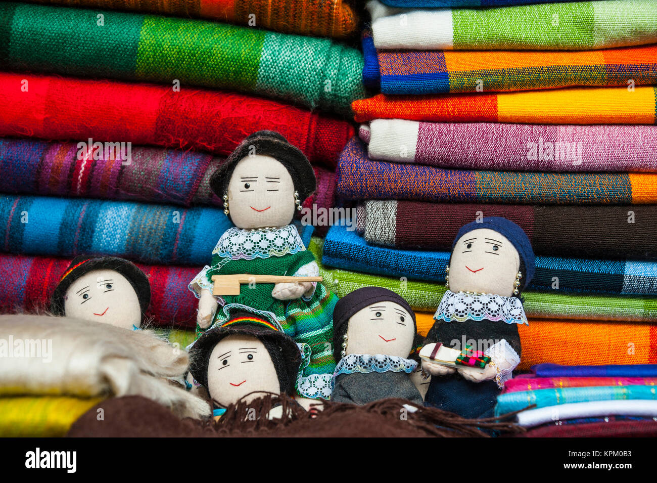 Poupées traditionnelles dans les vêtements nationaux à Otavalo ...