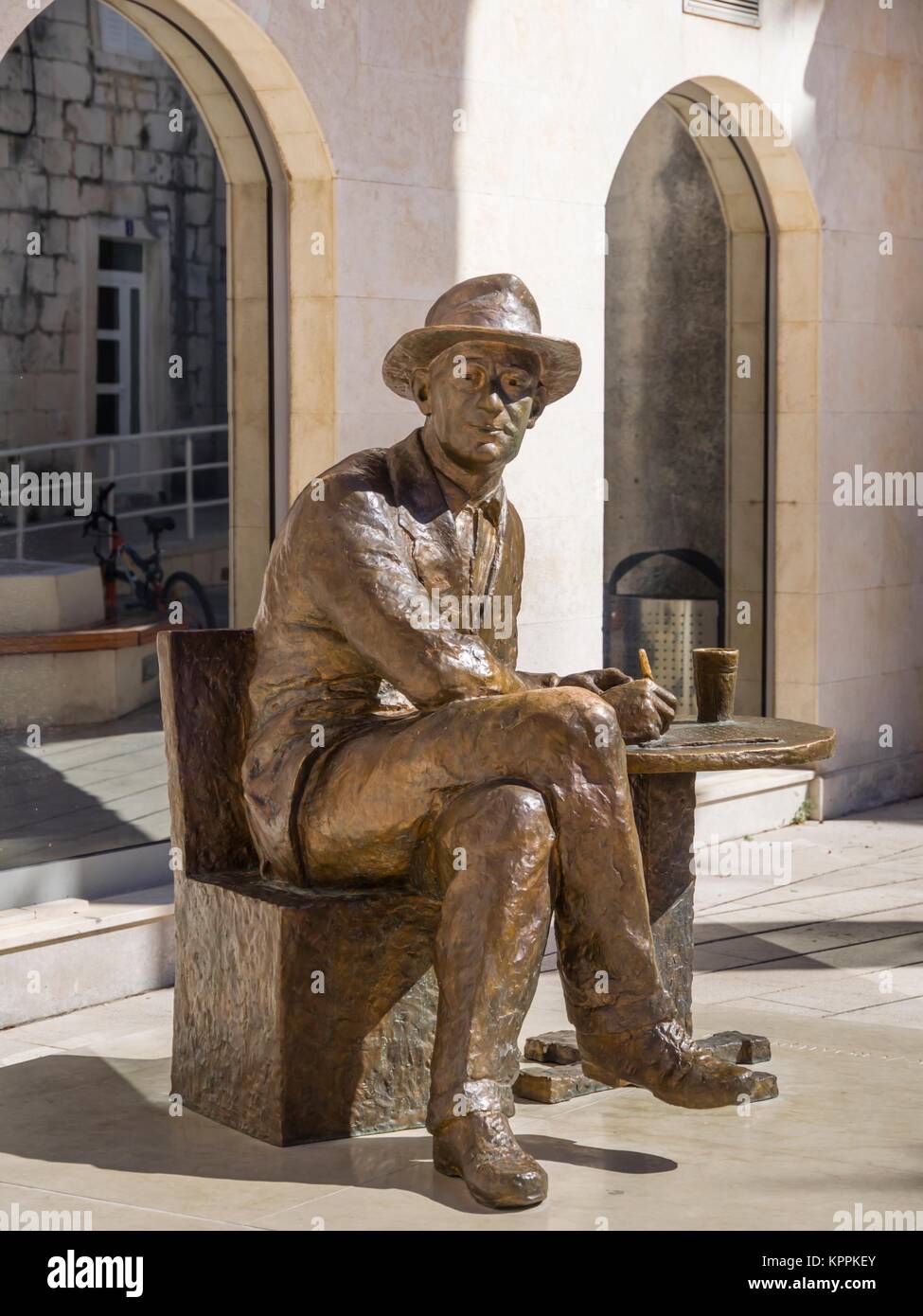 Statue Of Tin Ujevic Banque d'image et photos - Alamy