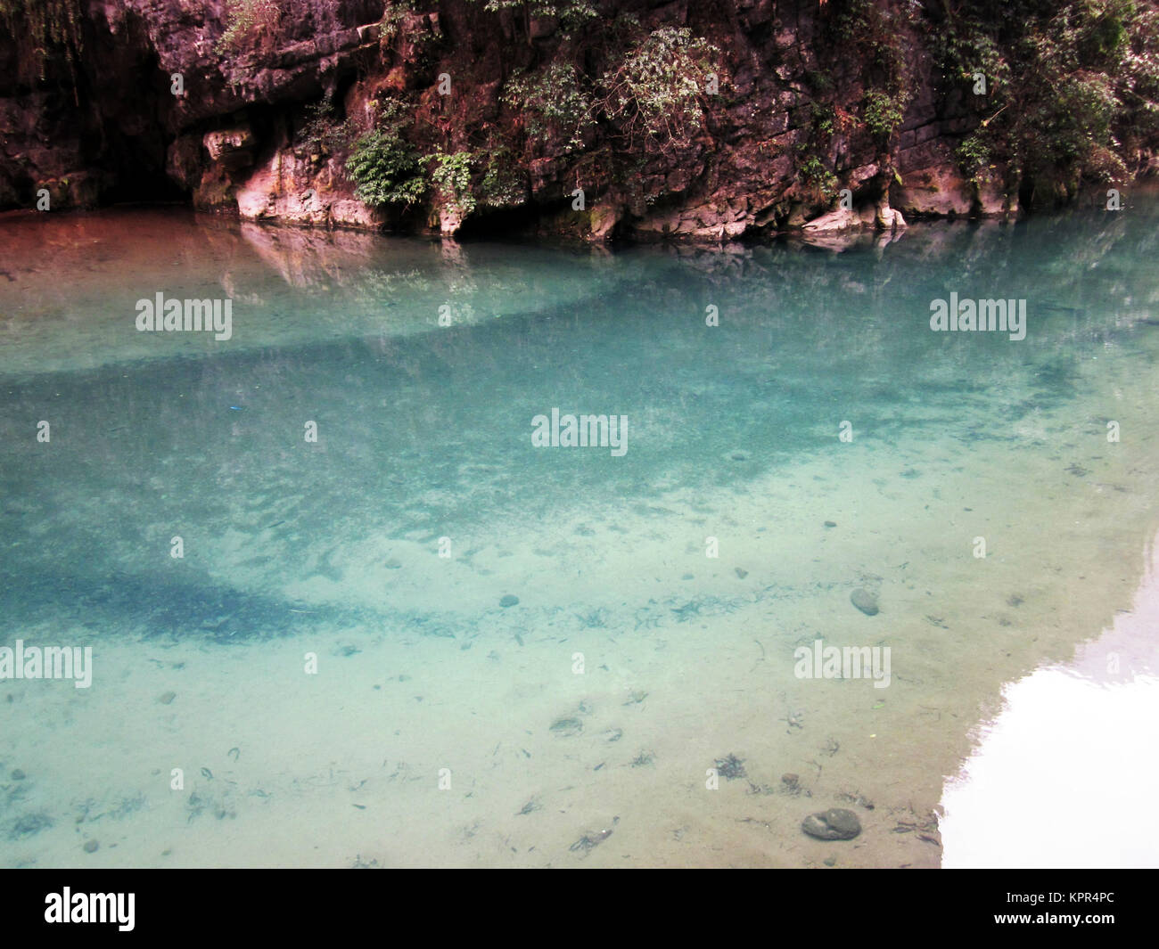 Eau limpide du lac Banque de photographies et d’images à haute ...