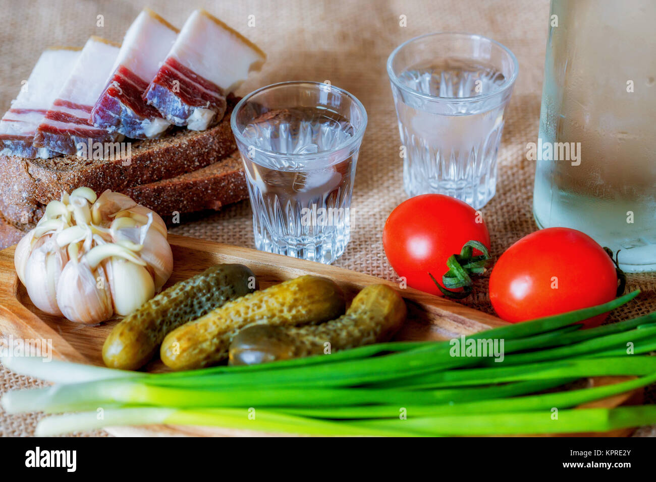 Vodka russe traditionnelle cornichons Banque de photographies et d ...
