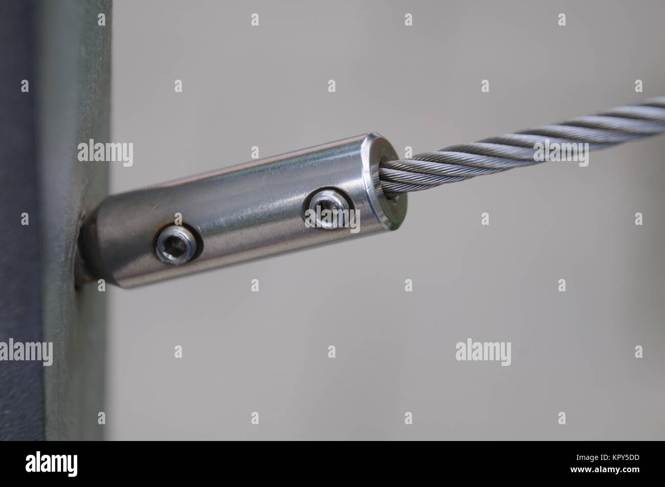 Fixation d'un câble métallique Photo Stock - Alamy