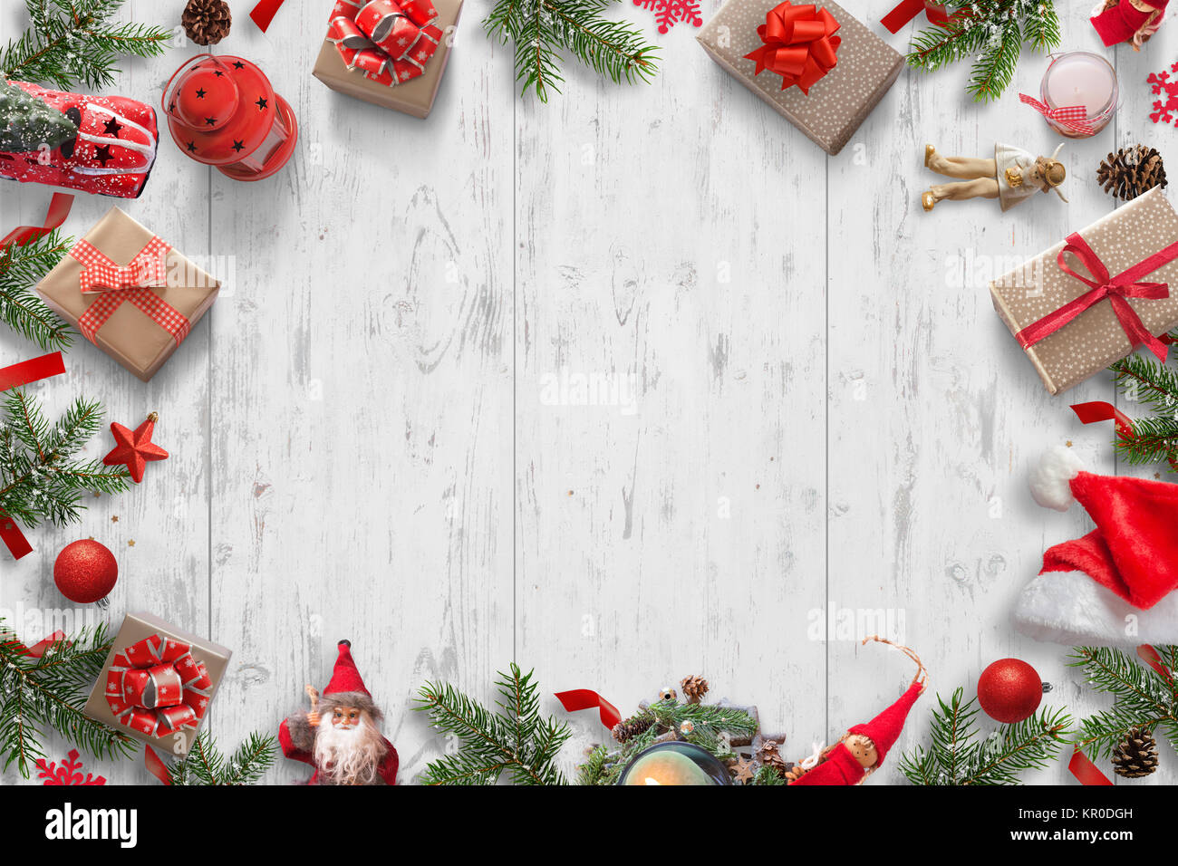Noël arrière-plan blanc sur le bureau en bois avec arbre de Noël ...