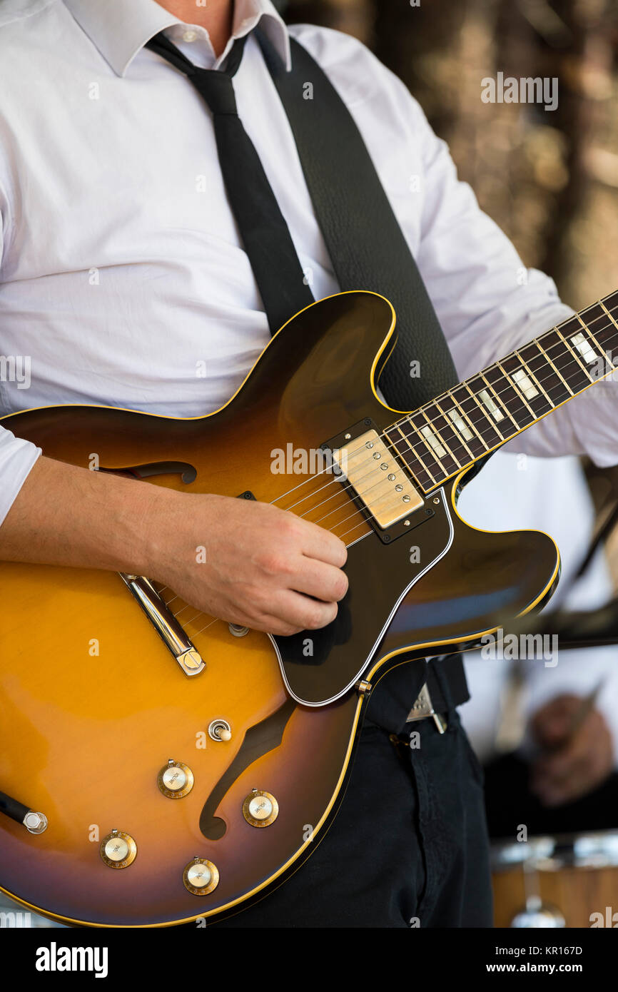 Joueur de guitare électrique Banque de photographies et d’images à ...
