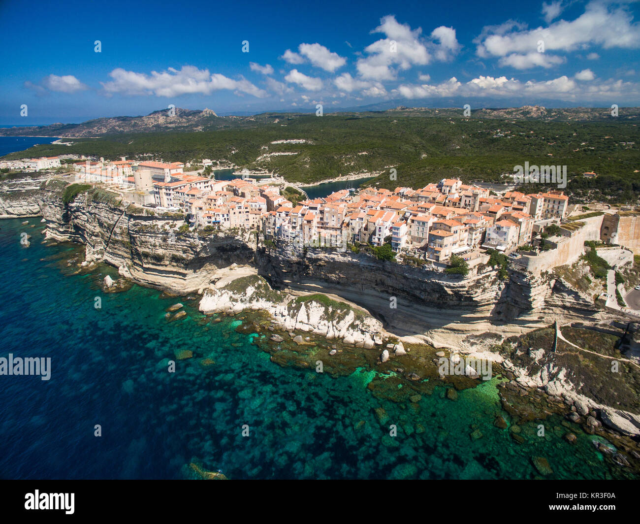 Vue aérienne de la vieille ville de Bonifacio, la falaise de calcaire ...