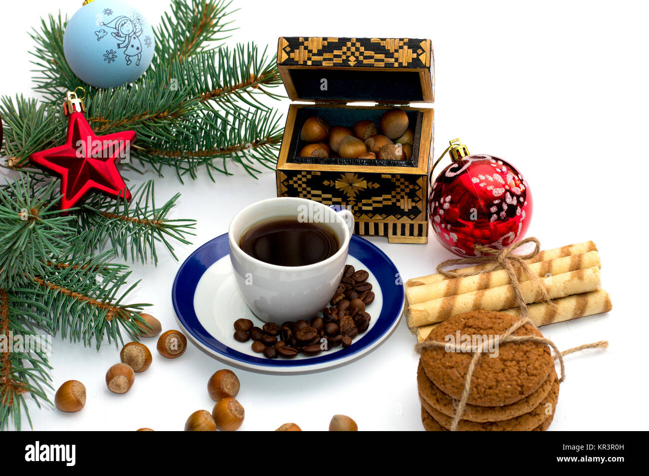 La direction générale de sapins avec ornement, un tronc, les sucreries ...