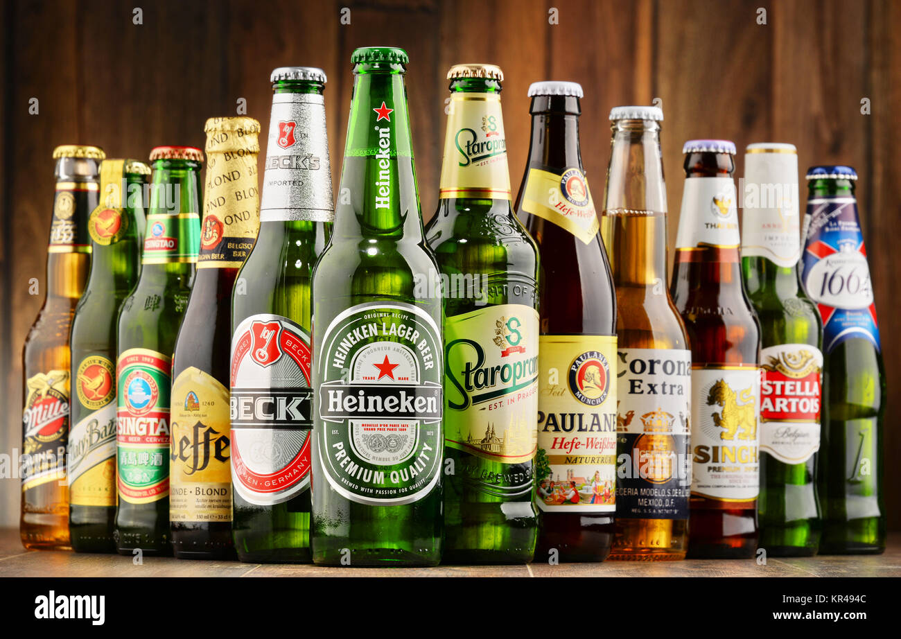 Bouteilles d'un assortiment de marques de bière mondial Photo Stock - Alamy