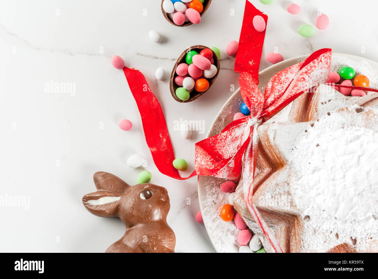 Italien traditionnel Panettone Pandoro gâteau aux fruits avec du ruban ...