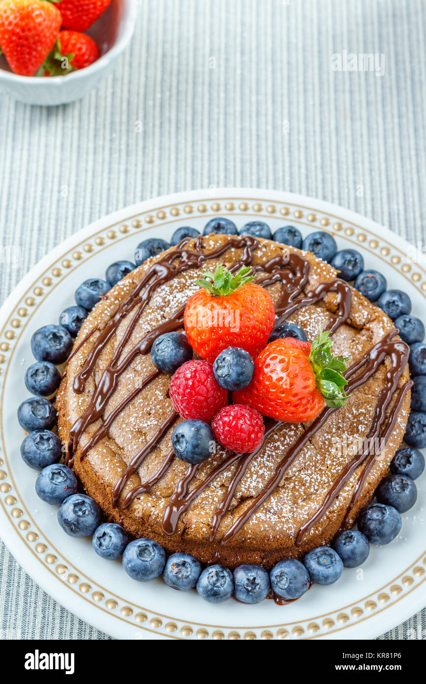 Grand gâteau au fromage au chocolat avec myrtille fraise framboise sur ...