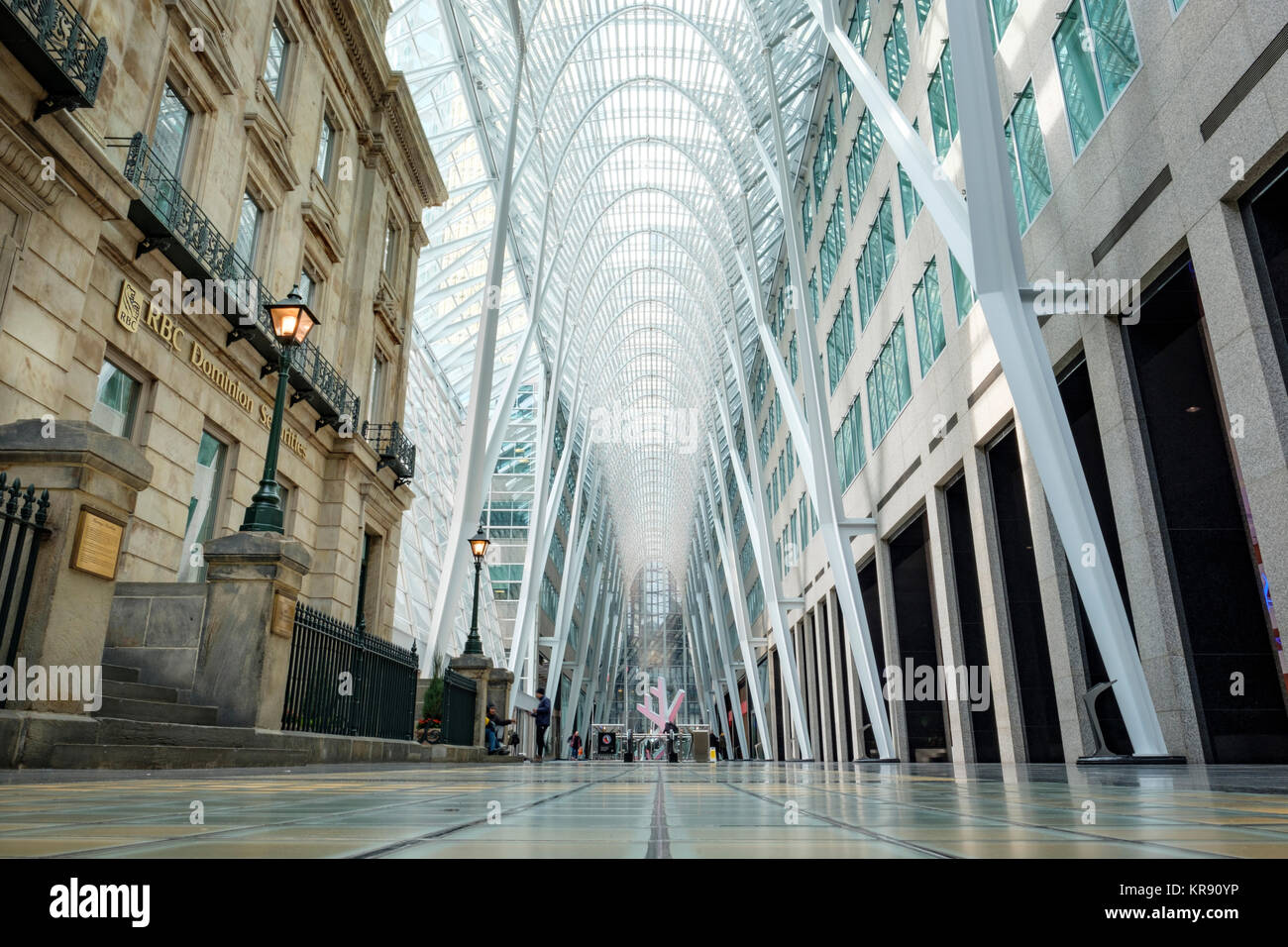Vue vers de Brookfield Place (anciennement Place BCE) de Santiago ...