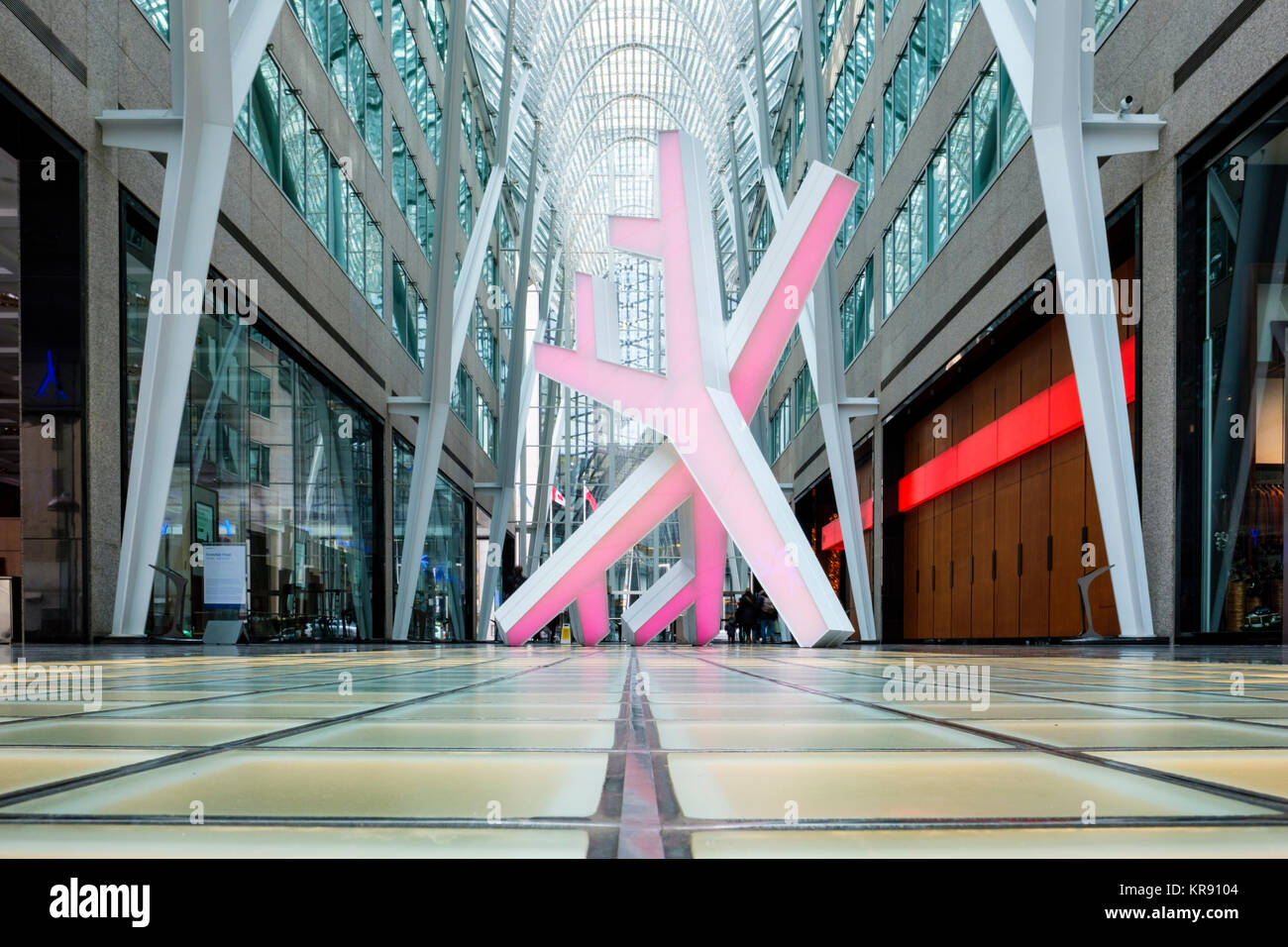 Vue vers de Brookfield Place (anciennement Place BCE) de Santiago ...