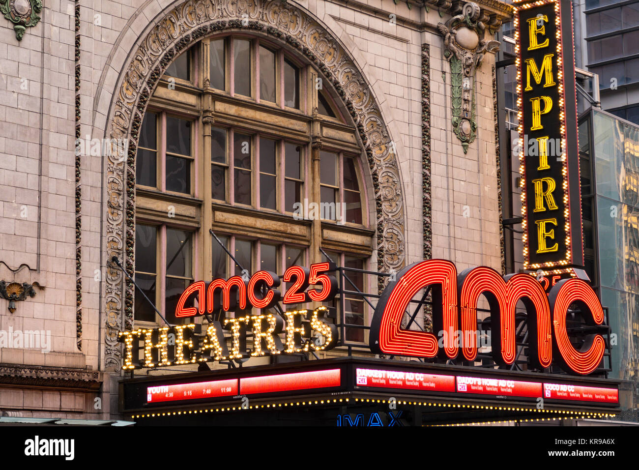 Nyc times square billboards with films Banque de photographies et d ...