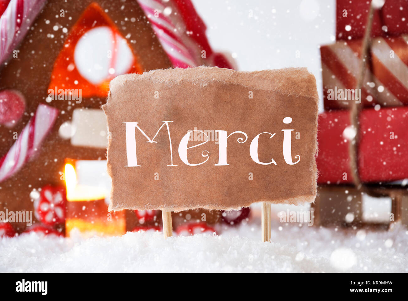 Gingerbread House dans un paysage enneigé comme décoration de Noël ...