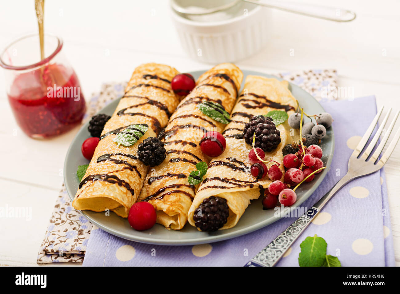 Des crêpes au chocolat, confiture et fruits rouges. Délicieux petit ...