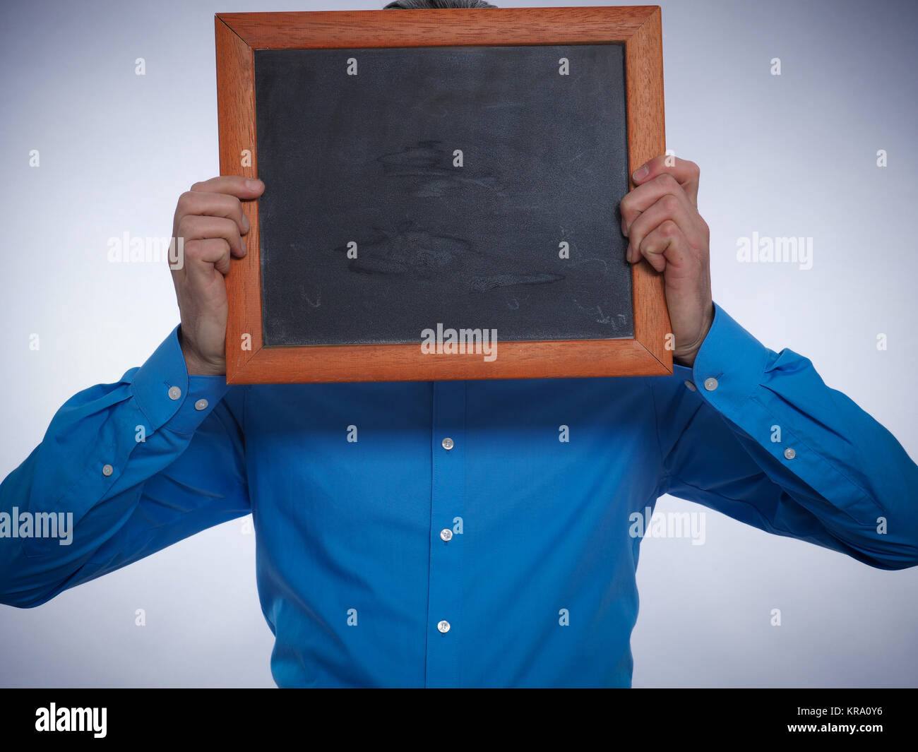 Young son visage derrière un petit tableau avec l'emplacement pour un ...