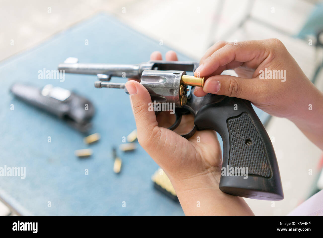 Les gens d'armes à feu revolver balles en charge Photo Stock - Alamy