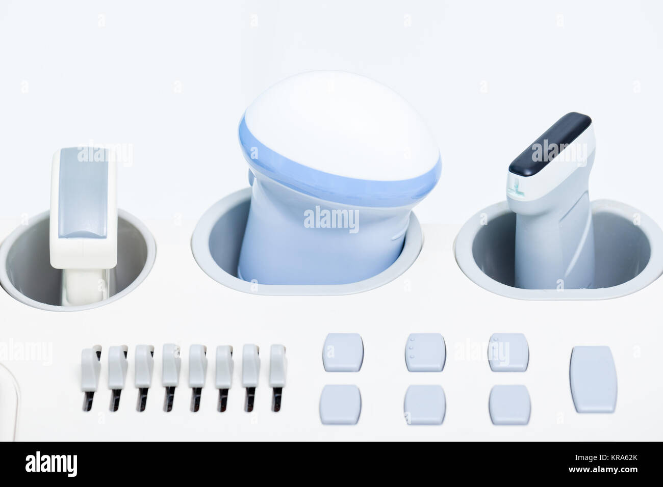 Close-up shot of medical ultrasound scanner avec bittons et curseurs de ...