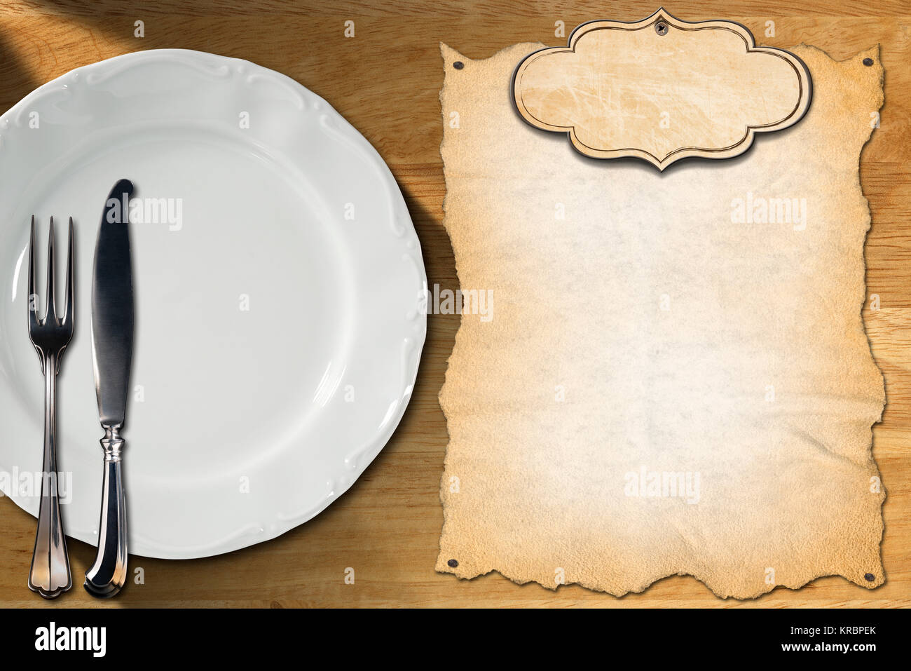 Restaurant menu vide avec plaque blanche et couverts en argent, sur ...