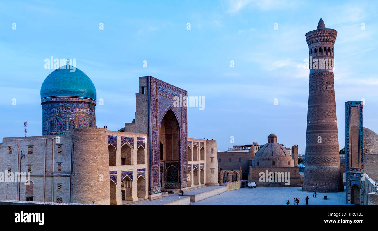Une vue panoramique de la station Mir-i-Arab minaret Kalyan et Madrassa, Boukhara, Ouzbékistan ...