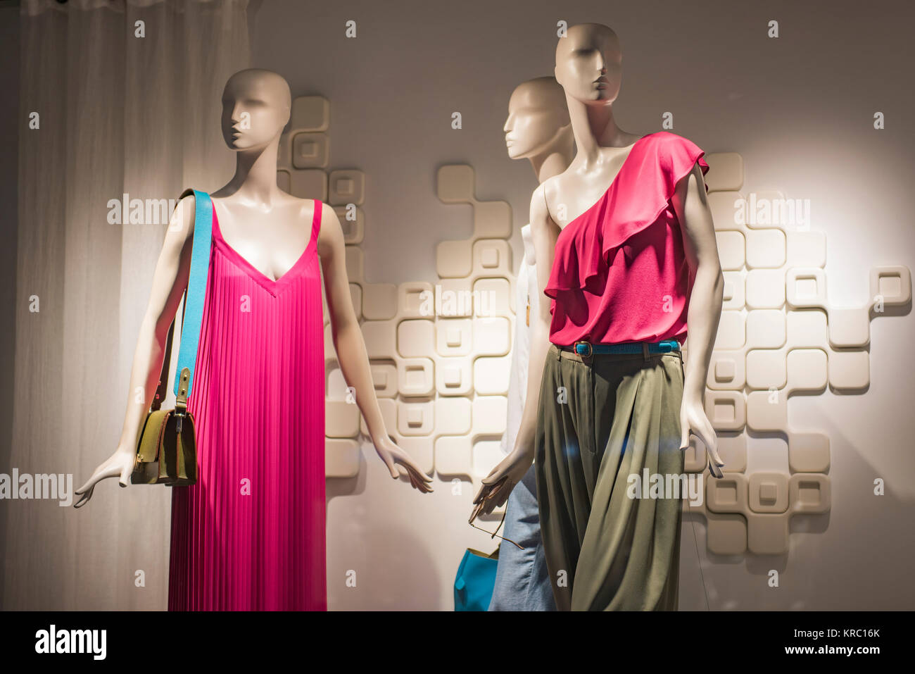 Mannequins en vitrine d'un magasin à Paris Photo Stock - Alamy