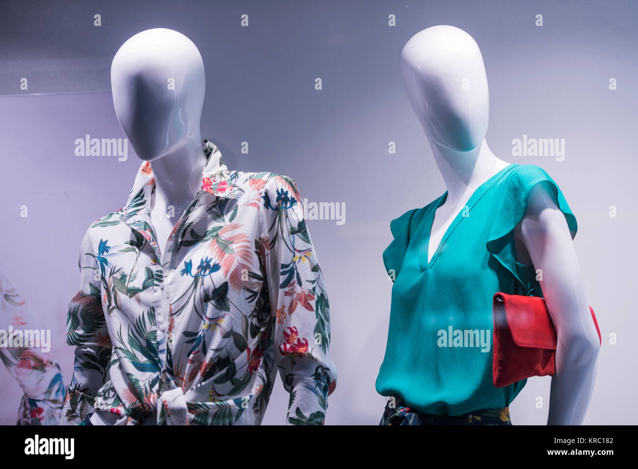 Mannequins en vitrine d'un magasin à Paris Photo Stock - Alamy