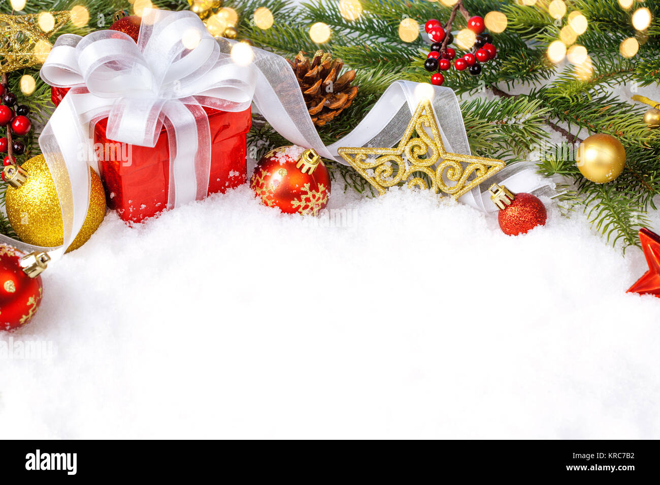Coffrets cadeaux et sapin dans la neige Banque de photographies et d ...