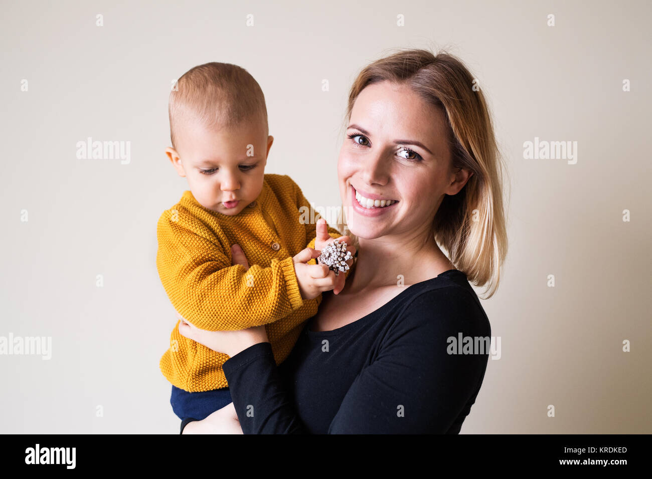 Jeune femme avec enfant en bas âge Banque de photographies et d’images ...