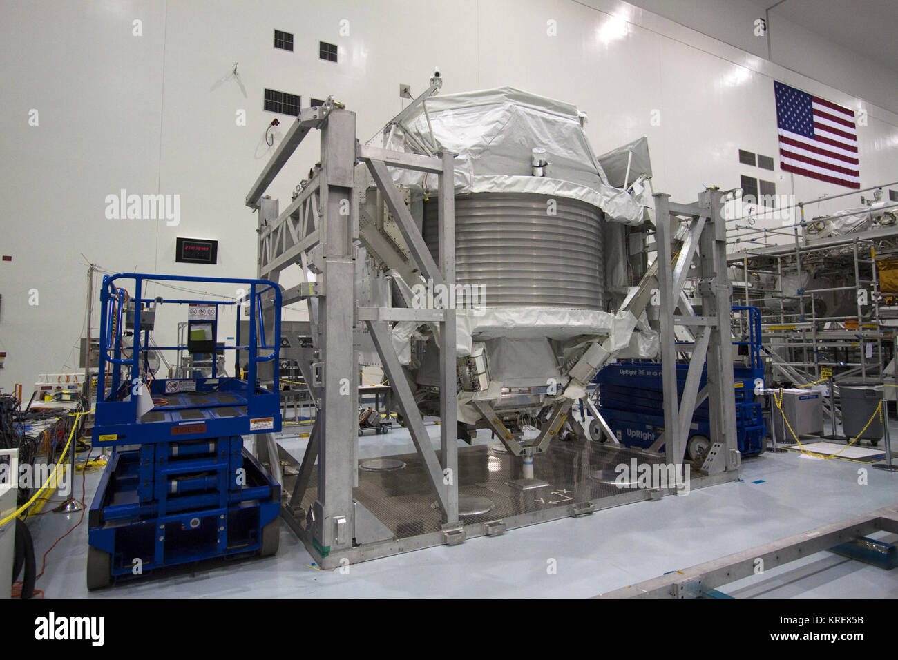 STS-134 Spectromètre magnétique Alpha dans l'installation de traitement ...