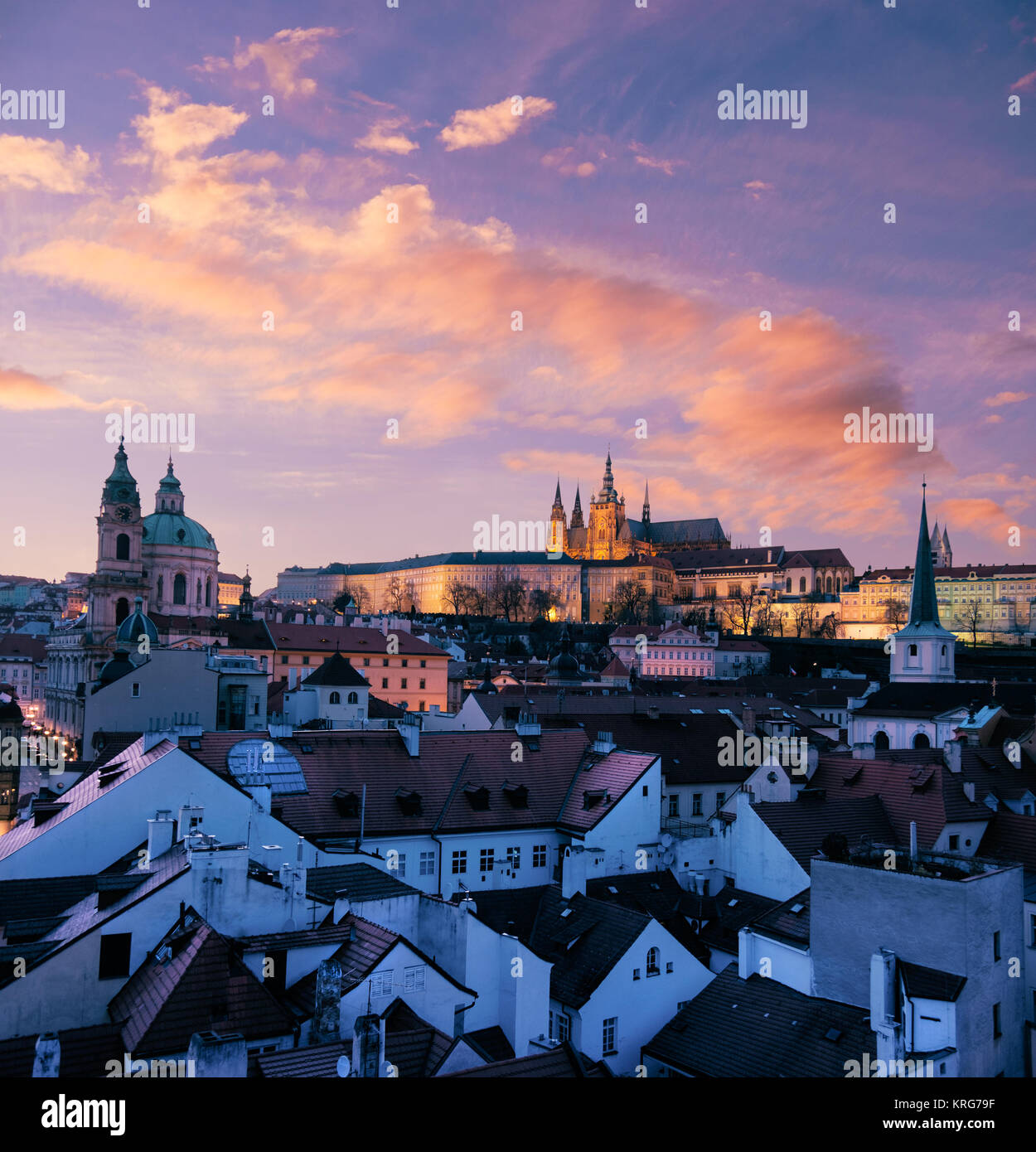 Toits de Prague et la cathédrale Saint-Guy dans la soirée. Cette image ...