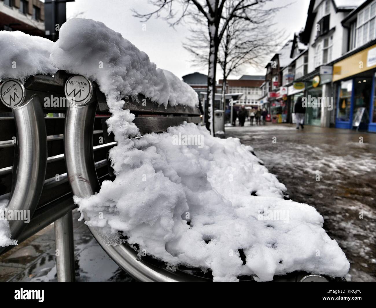 Banc rempli de neige après une forte neige dans le centre ville de ...
