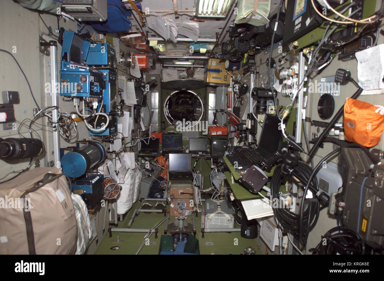 ISS-10 vue de l'intérieur du module de service Zvezda Photo Stock - Alamy