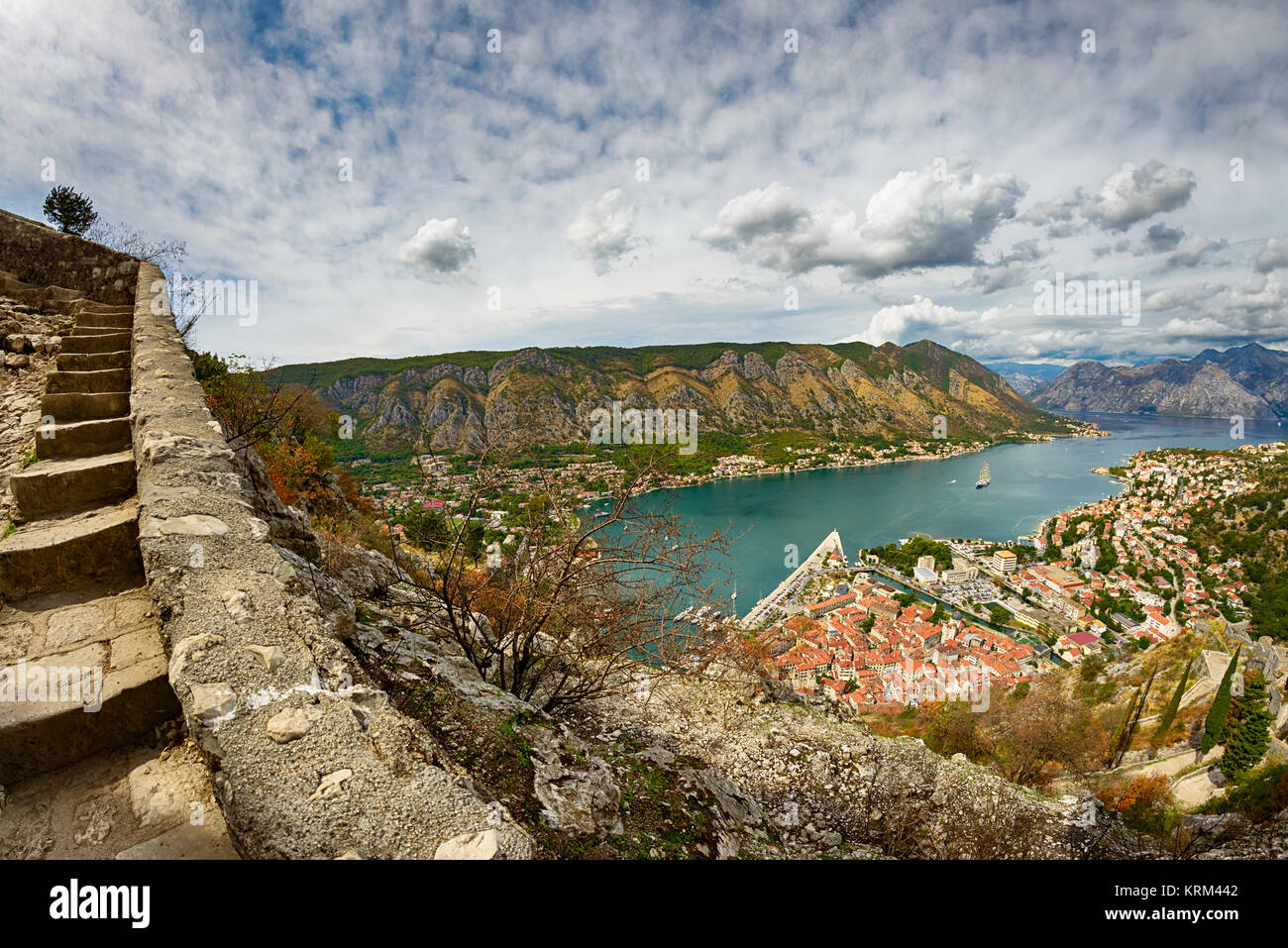 Vue sur la baie de kotor avec montagne Banque de photographies et d ...