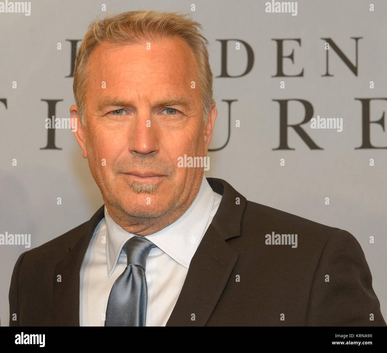 Acteur, réalisateur et producteur Kevin Costner arrive sur le tapis ...