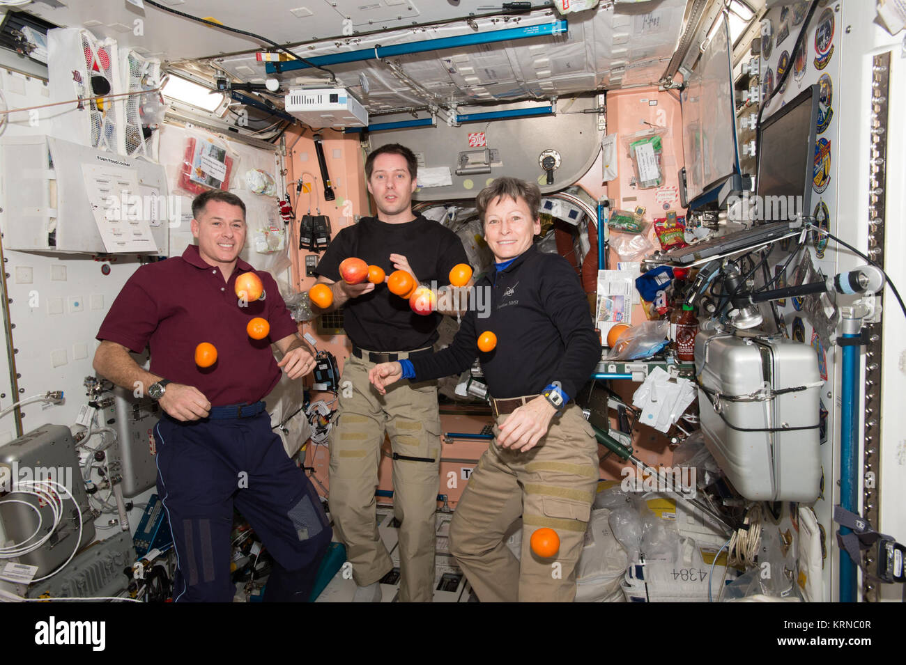ISS-50 Shane Kimbrough, Thomas Pesquet et Peggy Whitson dans le module ...