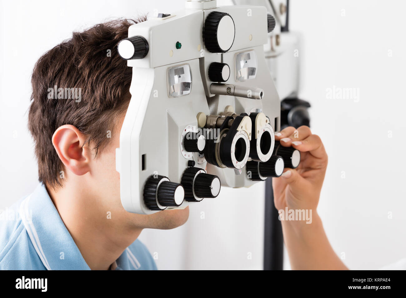 Un optométriste Phoropter Réglage pour des patients Photo Stock - Alamy