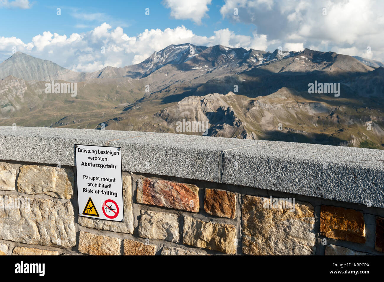 Montage sur le parapet interdit tout risque de chute Banque de ...